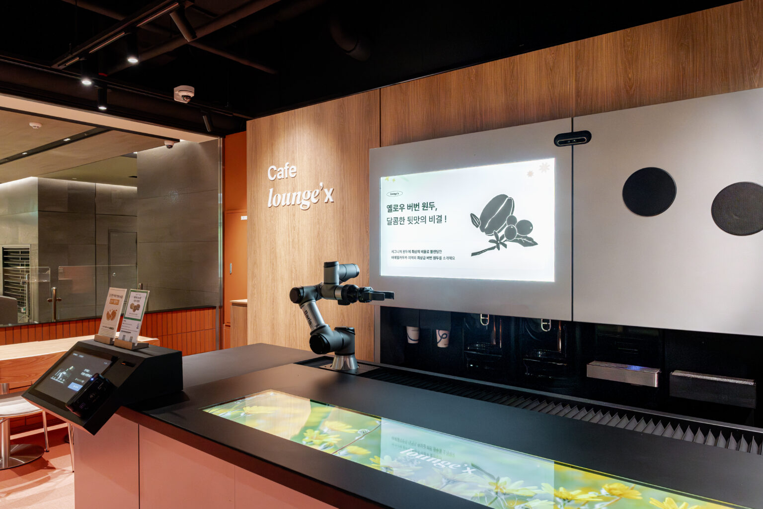 로봇이 커피 내리는 24시간 고급 무인카페 오픈 - 플래텀